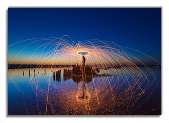 Wallario selbstklebendes Poster - Feuerkreise am Wasser, Aufkleber in Premiumqualit&auml;t, Klebefolie Gr&ouml;&szlig;e: 70 x 100 cm (Riesenposter)
