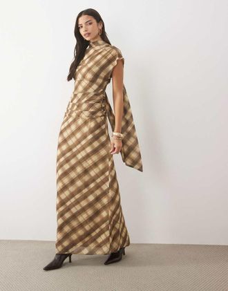 Pretty Lavish robe longue en mousseline &agrave; d&eacute;tail foulard et fronces &agrave; carreaux marron-Multi