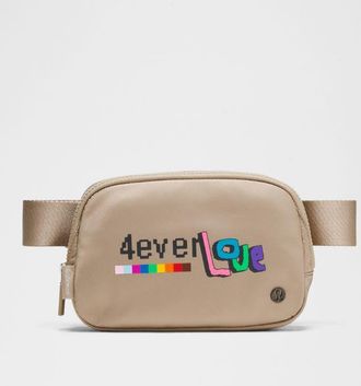 lululemon Everywhere G&uuml;rteltasche 1 l Pride - Gr&ouml;&szlig;e 1 l in Sheer Oak