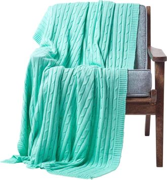 Homescapes gestrickte Tagesdecke, Wohndecke in Pastellgrün, Strickdecke 150 x 200 cm aus 100% Baumwolle mit Zopfmuster, ideal als Sofaüberwurf, Kuscheldecke, Pla