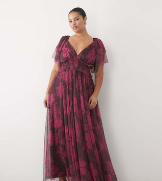 Lace & Beads Plus robe longue en tulle &agrave; taille smock&eacute;e, col V et manches volant&eacute;es, &agrave; fleurs rose fonc&eacute;-Marron
