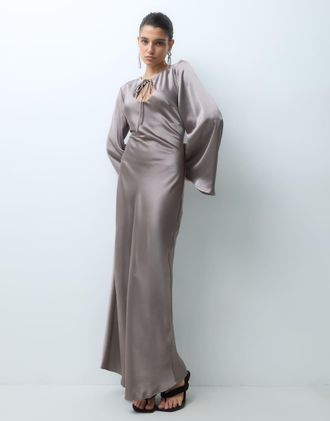 Gina Tricot Gina Tricot robe longue en satin avec ouverture goutte et manches &eacute;vas&eacute;es en gris taupe