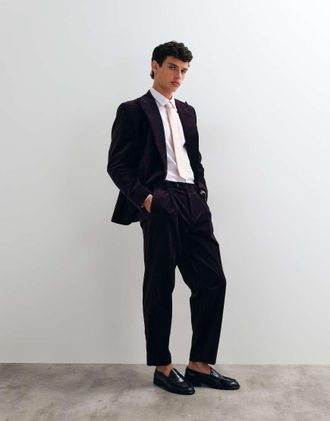 Asos Pantalon de costume fusel&eacute; d&eacute;contract&eacute; &agrave; pinces en velours de coton - Violet fonc&eacute;