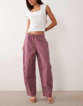Abercrombie & Fitch Twill-Hose mit Barrel-Fit in Pink-Gingham-Rosa