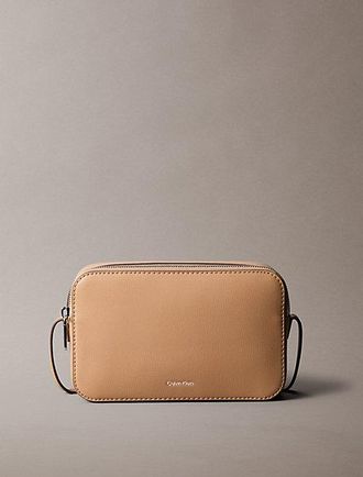 Calvin Klein Sac &agrave; bandouli&egrave;re pour appareil photo avec logo m&eacute;tallis&eacute;