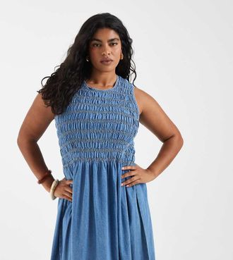 Vero Moda Curve &Auml;rmelloses, gesmoktes Midi-Jeanskleid in mittelblauer Waschung