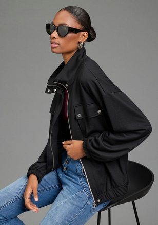 Bruno Banani Sweatjacke in modischer Blouson-Form und eleganten Kn&ouml;pfen, h&uuml;ftlange Schnittform, mit Stehkragen