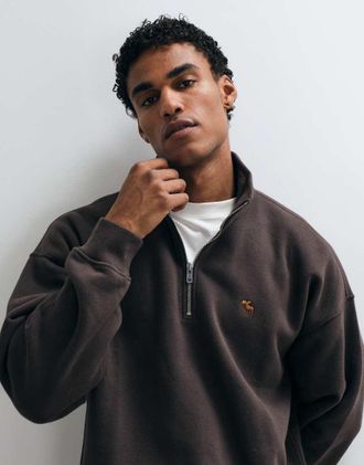 Abercrombie & Fitch sweat-shirt oversize &agrave; demi-zip avec logo icon marron