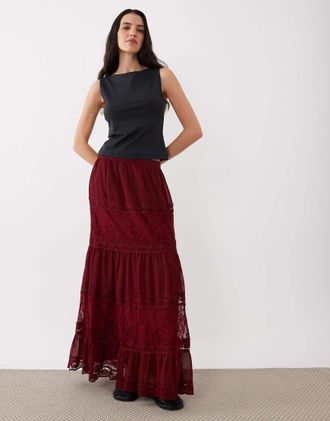 Miss Selfridge Gestufter Maxirock mit Spitzenverzierung-Rot