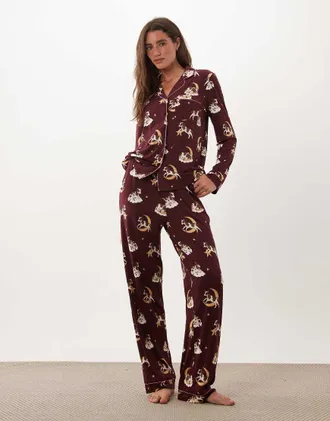 Chelsea Peers superweiches Pyjama-Set mit Knopfleiste in Braun mit Kuh-im-Mond-Print und pinker Paspelierung