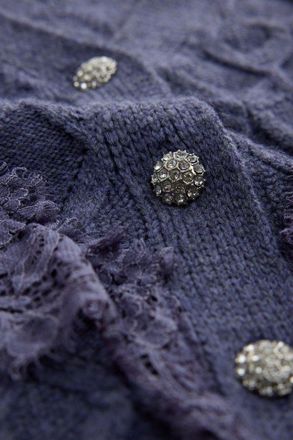 Next Strickjacke Lang&auml;rmelige Strickjacke mit Schmuckknopf + Spitze (1-tlg)