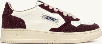 Autry BASKETS MEDALIST LOW EN CUIR MARSHMALLOW ET PAILLETTES AMARONE