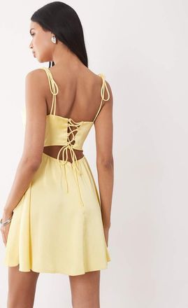 Ra-Re London - Robe courte fluide en satin avec corsage fronc&eacute; et liens dans le dos - Jaune