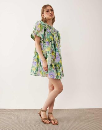 Asos Gesmoktes Mini-H&auml;ngerkleid in Gr&uuml;n mit Blumenmuster und Rundhalsausschnitt-Mehrfarbig