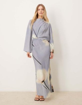 Asos Langärmliges Maxikleid in Blau mit Schrägschnitt, gefalteter Taille und plakativem Blumenmuster