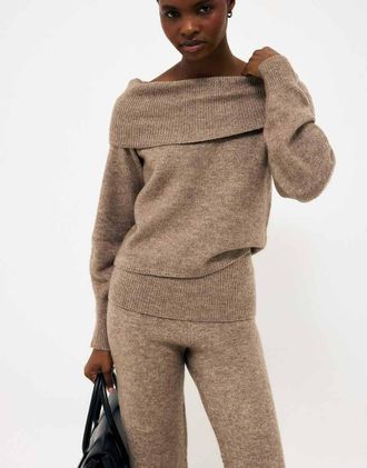 NA-KD pull en maille &agrave; &eacute;paules d&eacute;nud&eacute;es et revers couleur nougat chin&eacute;-Neutre