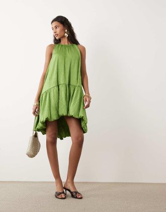 Asos Robe courte en satin &agrave; dos nageur et ourlet boule asym&eacute;trique - Vert