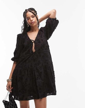 & Other Stories Robe courte &agrave; broderies avec ourlet &agrave; volants &eacute;tag&eacute;s et d&eacute;tail nou&eacute; &agrave; lavant - Noir