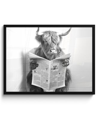 MuchoWow &copy; Bilder mit Rahmen 80x60 cm Poster Wanddekoration Wohnzimmer Deko Modern Geschenke Bilderrahmen Highlander - Kuh - Toilette - Zeitung - Schwarz und w