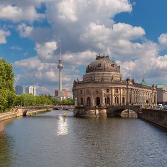 Wallario Glasplatte, Schutzplatte 55 x 55 cm - geeignet f&uuml;r IKEA Lack Tisch, f&uuml;r Beistelltisch/Couchtisch, Blick auf Berlin