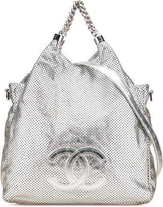 Chanel Hobo Bags - Medium Metallic Glazed Calfskin Perforated Rodeo D - Gr. unisize - in Silber - f&uuml;r Damen