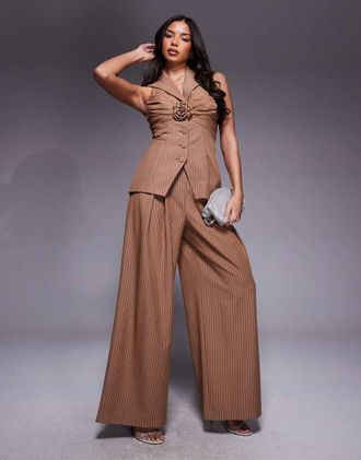 Asos Pantalon ample densemble &agrave; fines rayures avec taille fronc&eacute;e - Marron-Multicolore