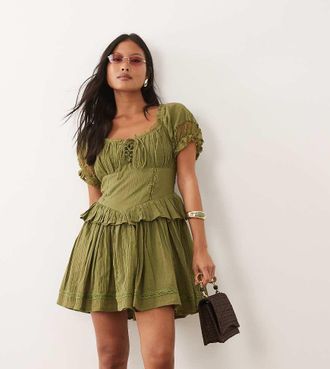 Miss Selfridge Robe tendance folk en gaze avec d&eacute;tail en dentelle - Olive-Marron