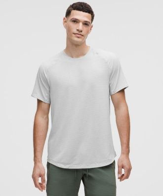 lululemon License to Train Kurzarmshirt f&uuml;r M&auml;nner - Gr&ouml;&szlig;e M in Heathered Vapor