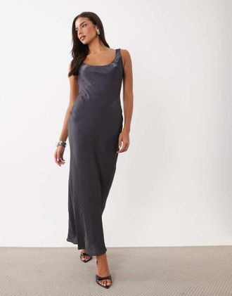 Asos Robe longue &eacute;chancr&eacute;e coup&eacute;e en biais en satin satin iris&eacute; - Gris acier