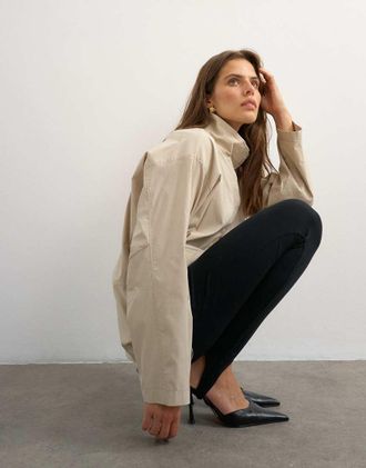 Topshop technisches Jersey-Tracktop mit Stehkragen in Stone-Wei&szlig;