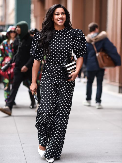 Hannah Bronfman trägt einen gepunkteten Overall von Michael Kors in New York.