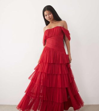 Lace & Beads Petite robe longue en tulle &agrave; &eacute;paules d&eacute;nud&eacute;es, asym&eacute;trique, avec volant, rouge