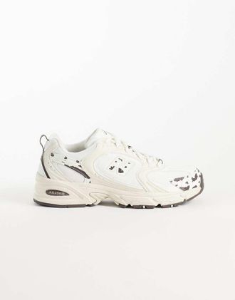 New Balance 530 Sneaker in Wollwei&szlig; und Kuhmuster-Multi