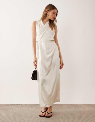 Asos Robe portefeuille mi-longue en satin - Cr&egrave;me-Blanc