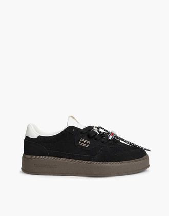 Tommy Jeans Greenwich Sneaker aus Wildleder mit Logo-Anh&auml;nger in Schwarz