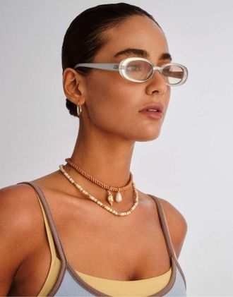 Le Specs Outta Love - Ovale Sonnenbrille in Perlsilber mit bernsteinfarbenen Gl&auml;sern