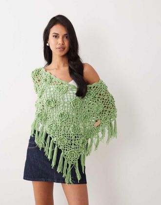 Kiwi & Co Schulterfreier, handgestrickter H&auml;kel-Poncho in Gr&uuml;n mit Fransen und Blumendetail