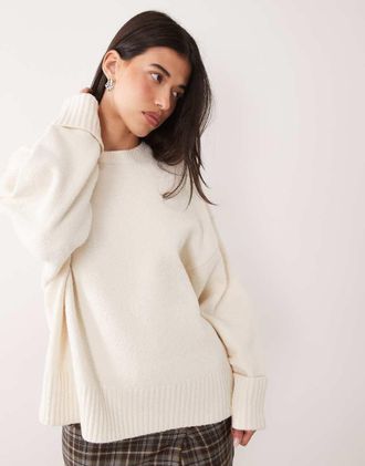 Pretty Lavish Camille pull oversize en imitation peau de mouton avec d&eacute;tails c&ocirc;tel&eacute;s en cr&egrave;me-Blanc
