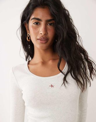 Calvin Klein Jeans T-shirt c&ocirc;tel&eacute; &agrave; manches longues avec &eacute;tiquette tiss&eacute;e - Gris clair