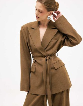 NA-KD blazer ceintur&eacute; marron fonc&eacute;