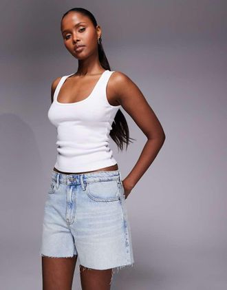 Good American Good Standard - Short en jean long &agrave; ourlets bruts - Bleu moyen d&eacute;lav&eacute;