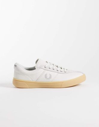 Fred Perry chaussure de tennis en cuir et daim cr&egrave;me-Blanc