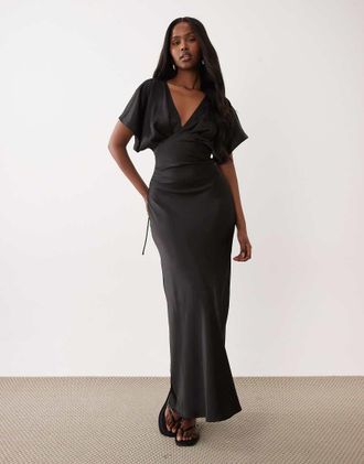 Gina Tricot Gina Tricot - Robe longue en satin &agrave; d&eacute;collet&eacute; plongeant et manches chauve-souris - Noir