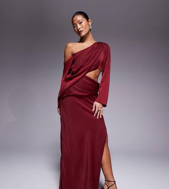 Asos Petite ASOS DESIGN Petite - Robe longue &agrave; &eacute;paule tombante et taille &agrave; d&eacute;coupe - Bordeaux-Rouge