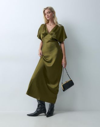 Gina Tricot Gina Tricot Maxikleid aus Satin mit Fledermaus&auml;rmeln und tiefem Ausschnitt in Dunkelgr&uuml;n