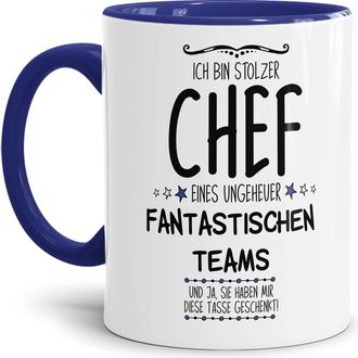 Tassendruck Tasse mit Spruch - Chef Tasse - Stolzer Chef, fantastisches Team - Geschenkidee f&uuml;r den besten Chef - Keramik, Innen & Henkel Dunkelblau, 300 ml