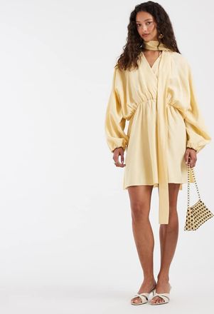 & Other Stories Robe courte cache-coeur avec d&eacute;tail foulard - Jaune