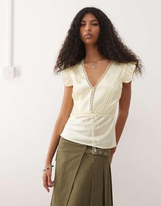 Reclaimed Vintage Freizeitoberteil aus Satin in Buttergelb mit Biesen und Spitzenbesatz