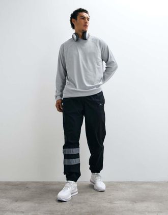 Nike NAC Dri-FIT lang&auml;rmliges Mesh-Oberteil in Grau