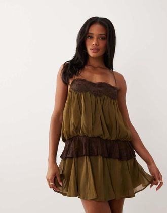 Asos Robe caraco courte avec d&eacute;tails en dentelle et jupe &agrave; volants - Kaki-Vert
